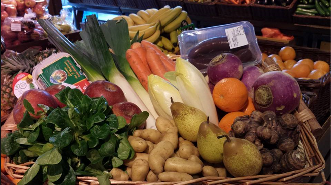 Un panier de primeurs et de produits fermiers