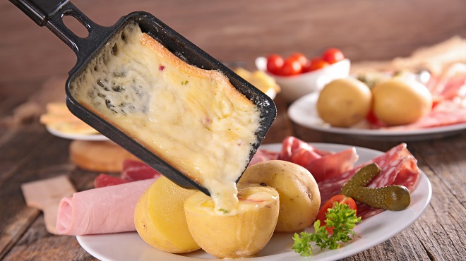 Délicieux plateau de fromage à raclette et charcuterie